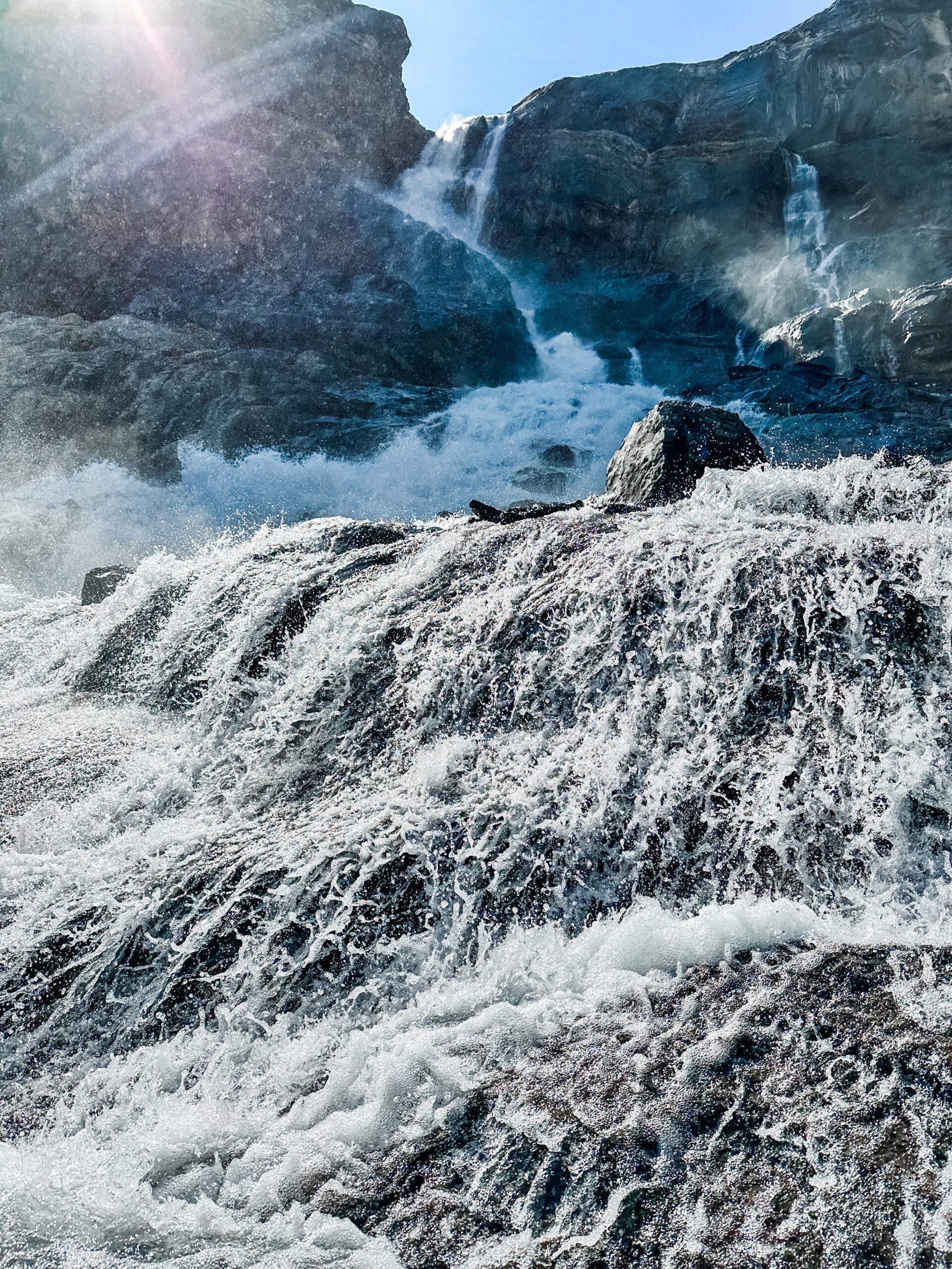 Lodge at Bow Lake: A cozy retreat among the peaks | Canadian Geographic